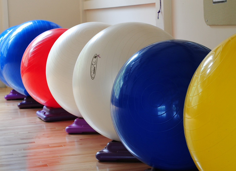 Fitball: cos'è, a cosa serve ed esercizi